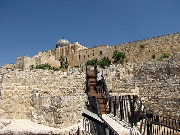 The First Temple Period Ophel City Walls Site - All About Jerusalem